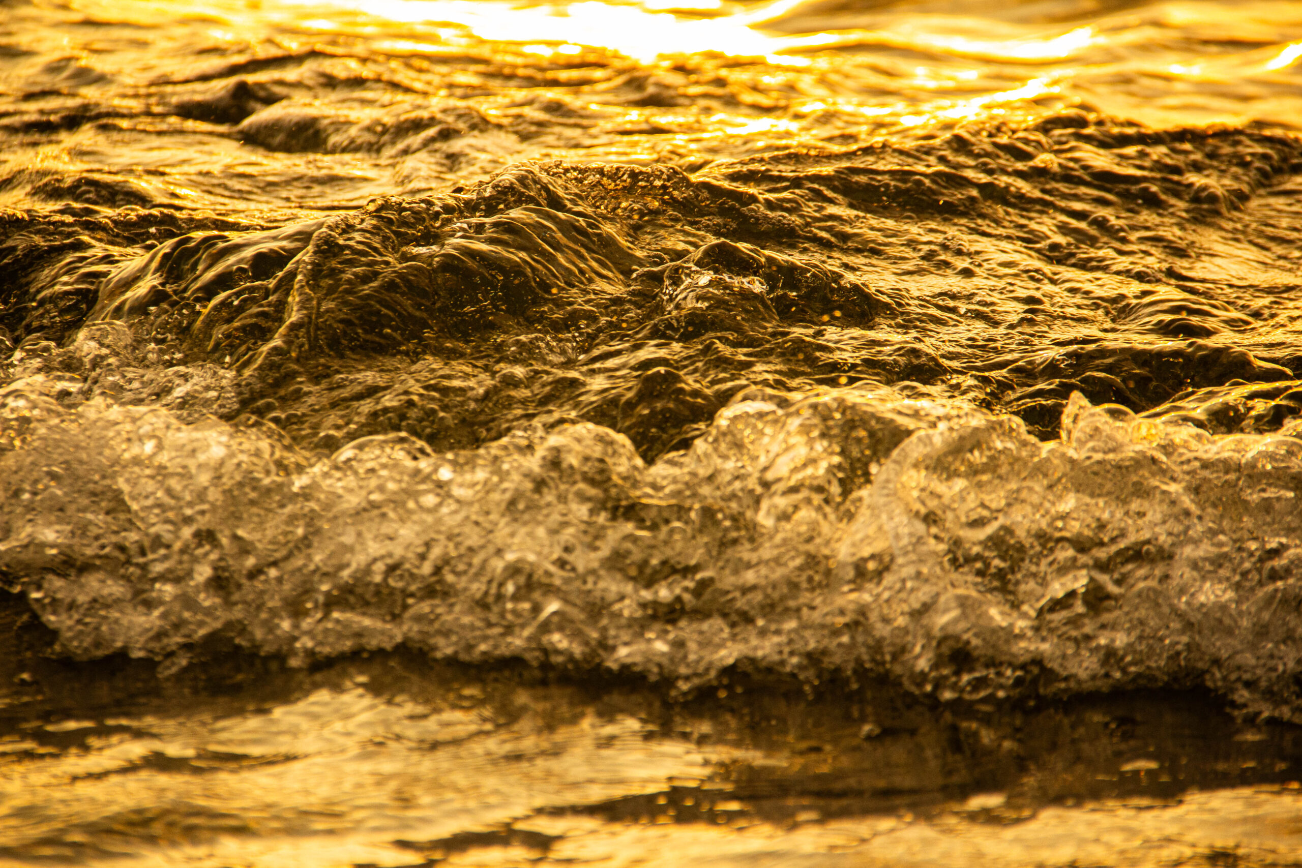 In Focus: La Union Sunset and Waves - litraturista